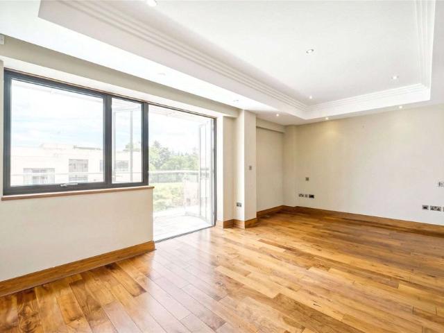 A stunning duplex apartment situated in the world class Charters Estate