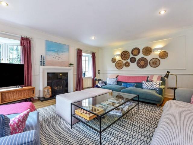 A stunning, detached, house in the favoured village of Itchenor with versatile and flexible accommodation, became available to rent on long term basis