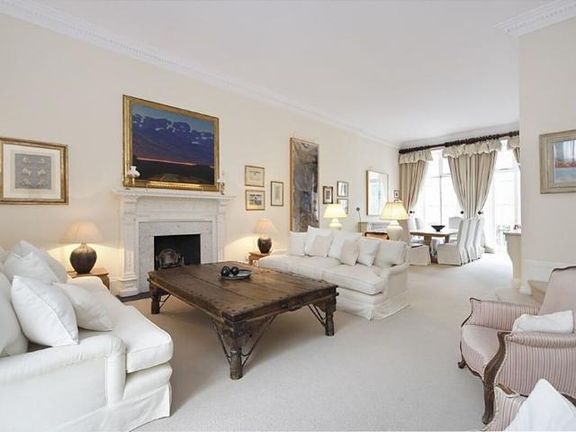 A stunning first floor 2 bedroom apartment to rent in Notting Hill W11
