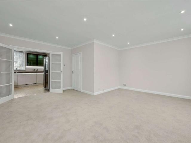 A stunning five bedroom detached character family home in Bagshot SHORT LET