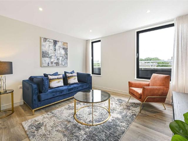 A stunning interior designed one bedroom sixth floor, with lift and the apartment also benefits from weekday concierge