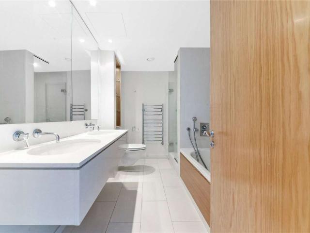 A stunning lateral apartment in central Canary Wharf offered with concierge and parking
