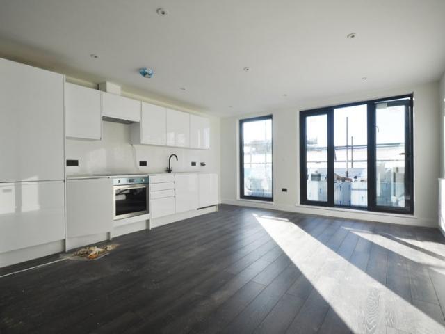 A stunning recently renovated 2 bed flat in NW2