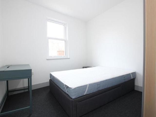 A stunning, recently renovated property available to move in July 2026 for the 26/27 academic year
