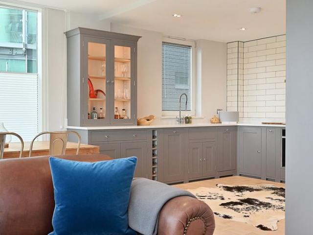 A stunning river facing apartment which has been fully refurbished to an exacting standard