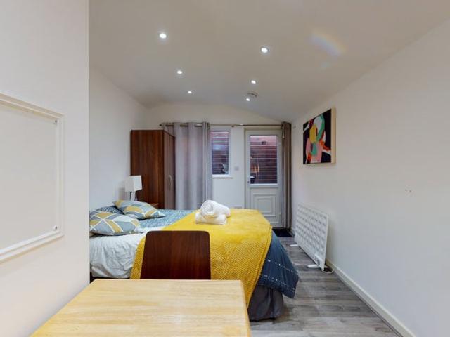 A Stunning Studio in Willesden Green Some Bills In