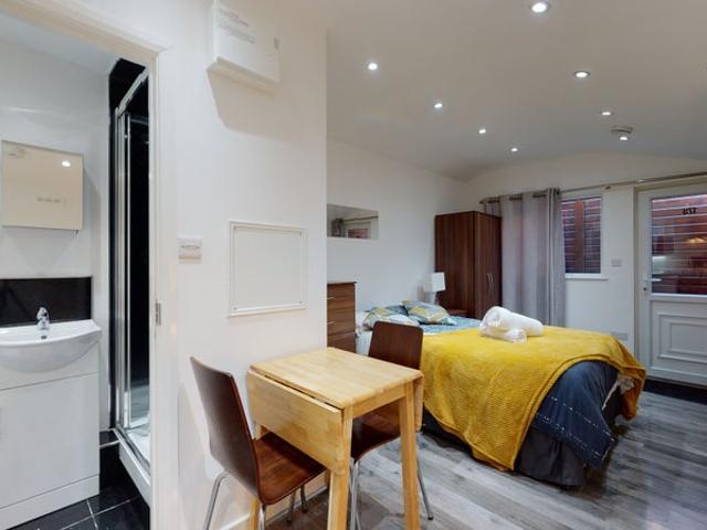 A Stunning Studio in Willesden Green Some Bills In
