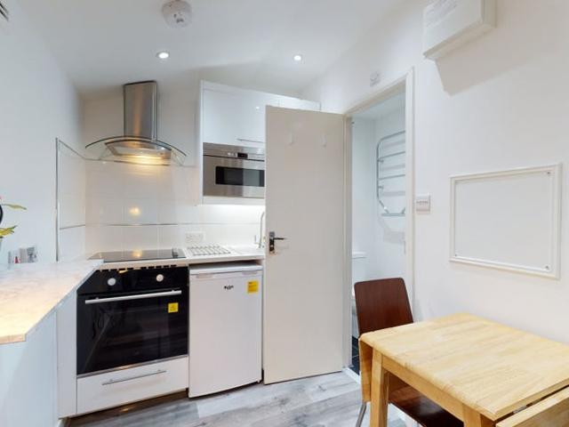 A Stunning Studio in Willesden Green Some Bills In