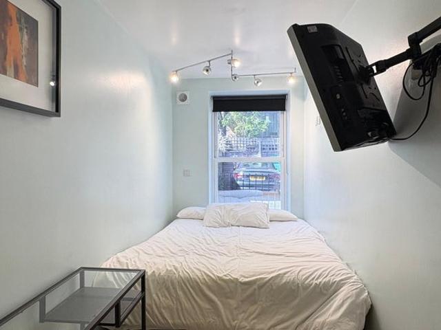 A Stunning Studio in Camden Some Bills Included