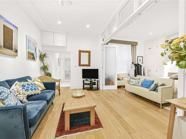 A stunning two double bedroom garden apartment on Warrington Crescent
