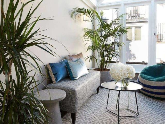 A stunning three bedroom city cottage, with a private garden and a roof terrace
