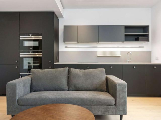 A stunning 1 bedroom apartment located on the fourth floor of this development in a prime position on the historic Bartholomew Close, EC1A