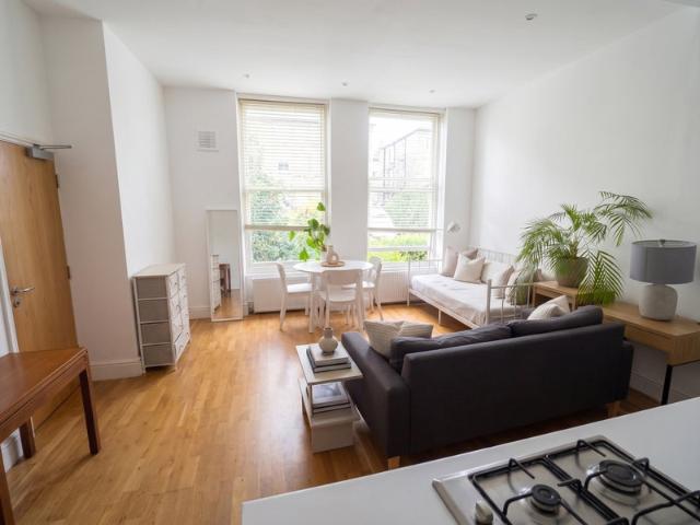 A stunning 2 bed garden flat in Caledonian Road N7