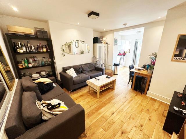 A stunning 3 bedroom 2 bathroom flat in N7