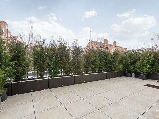 A stylish and modern two bedroom flat to rent in Notting Hill, W11