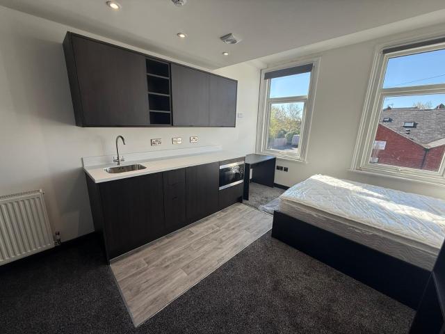 A stylish and modern studio apartment is now available to let on Regent Street, Long Eaton