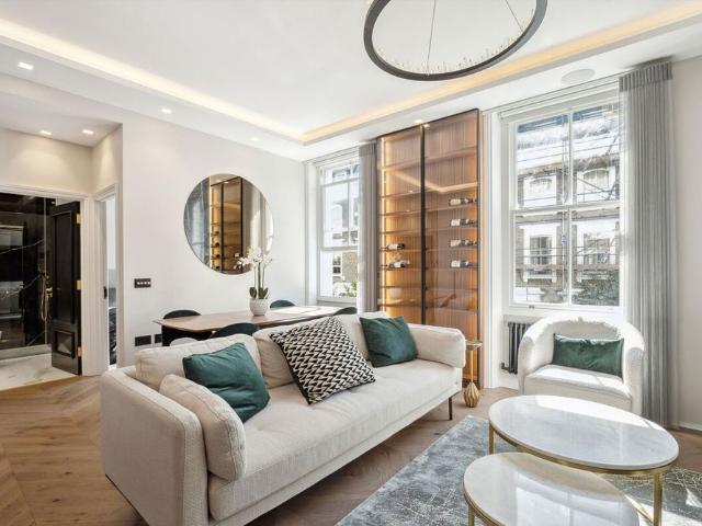 A stylish and newly refurbished two bedroom apartment in ideal Chelsea SW10 location