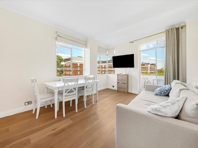 A stylish apartment with balcony, porterage and lift access, overlooking Regent’s Park