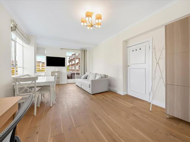 A stylish apartment with balcony, porterage and lift access, overlooking Regent’s Park