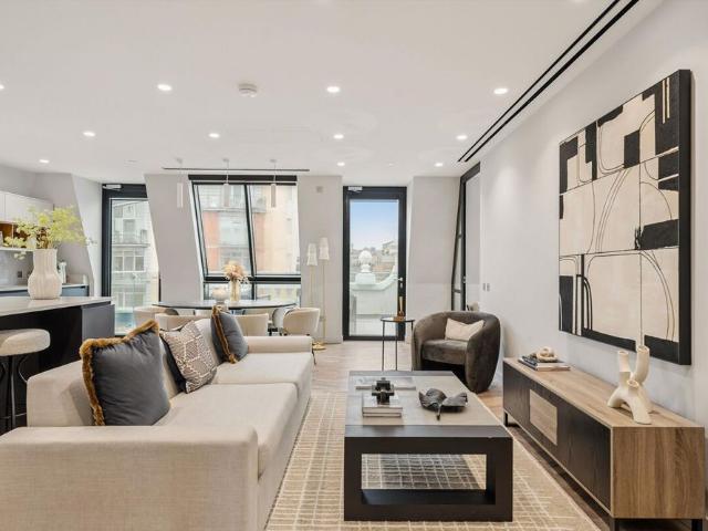 A stylish, brand new 2 bedroom penthouse apartment located moments away from the River Thames