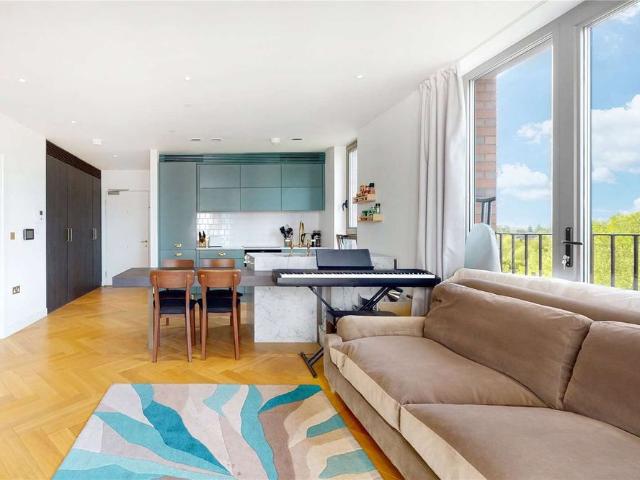 A stylish, high specification 1 bedroom apartment with balcony, access to leisure facilities and 24hr concierge