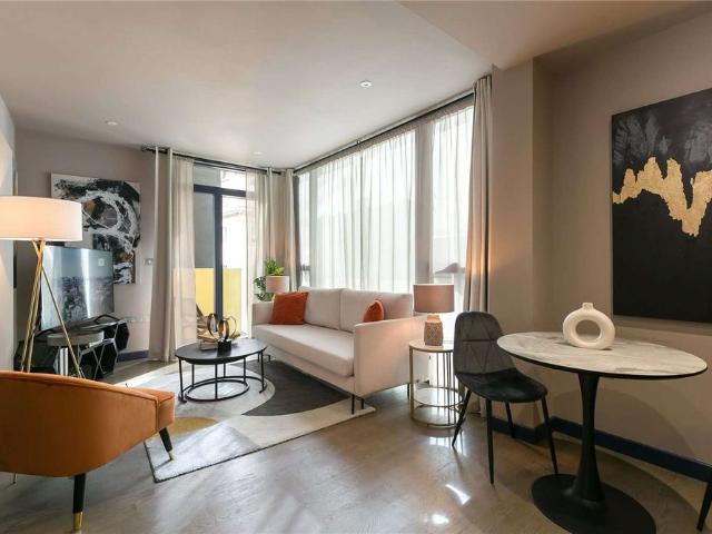 A stylish one bedroom apartment with a private balcony close to Covent Garden