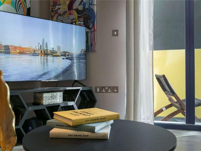 A stylish one bedroom apartment with a private balcony close to Covent Garden