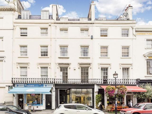 A stylish one double bedroom apartment to rent in Hyde Park W2