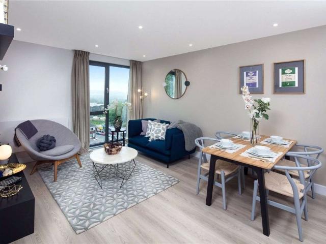 A stylish luxury apartment convenient for town and station