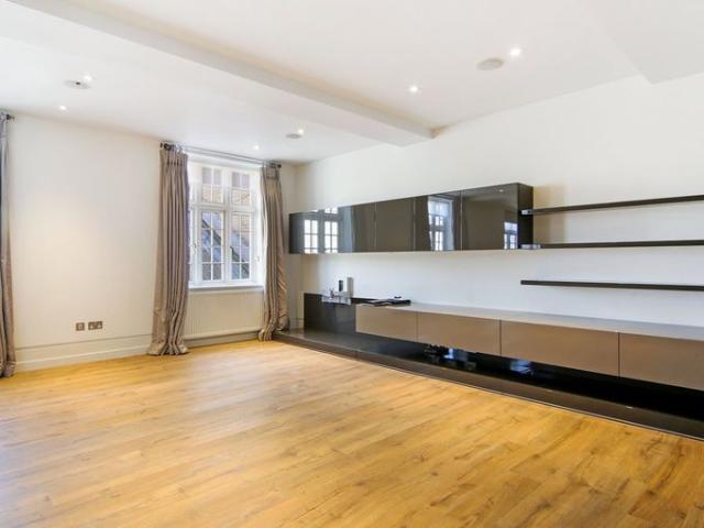 A stylish, split level two bedroom apartment in a very desirable location just moments from the King's Road