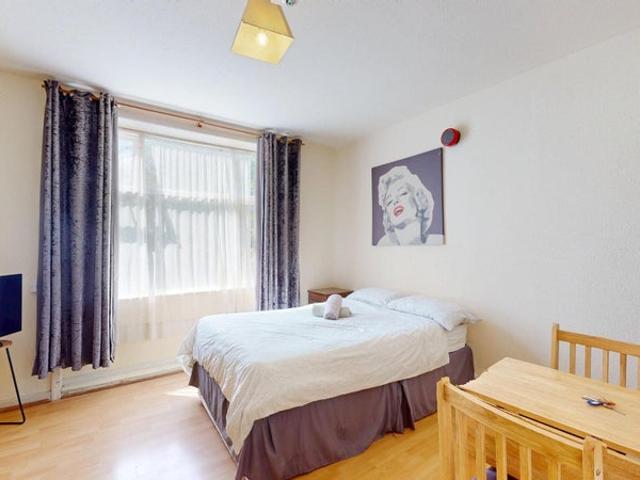 A Stylish Studio in Willesden Green Some Bills Inc