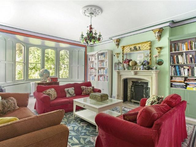 A stylish period house located close to the town centre and delightful countryside walks