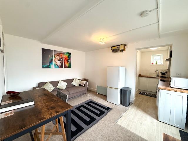 A stylish two bedroom bungalow within walking distance of Worcester city centre. To Let £795pcm