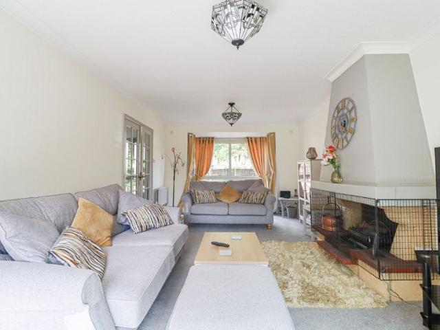 A SUBSTANTIAL DETACHED FOUR BEDROOM HOME WITH A SUPERBLY PRESENTED AND MATURE REAR GARDEN