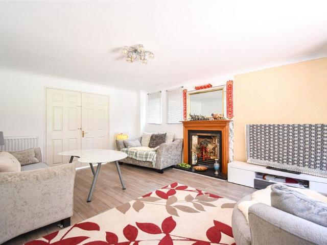 A substantial 6 bedroom detached family home offering excellent access to ARM, Addenbrooke’s Hospital, Cambridge south train station and city centre. GCH. Driveway parking. Unfurnished