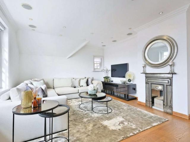 A superb 4 bedroom top floor apartment which has been renovated to a very high standard