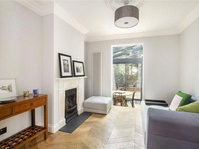 A superb 3 bedroom Victorian family home with a contemporary design