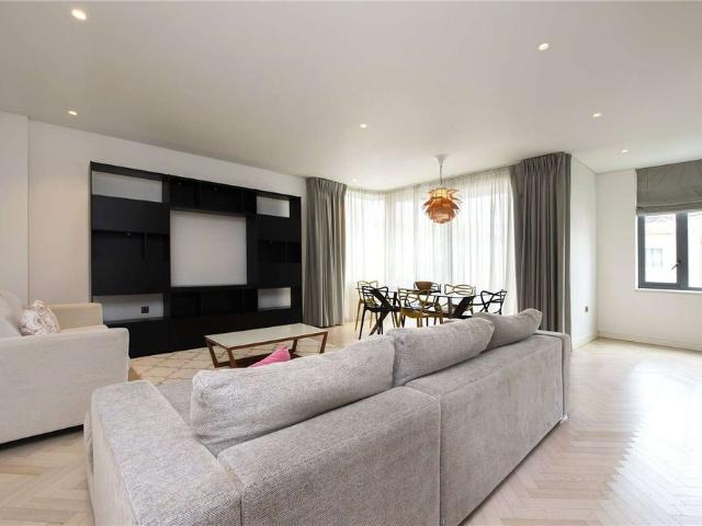 A superb three bedroom apartment situated in a converted Art Deco cinema