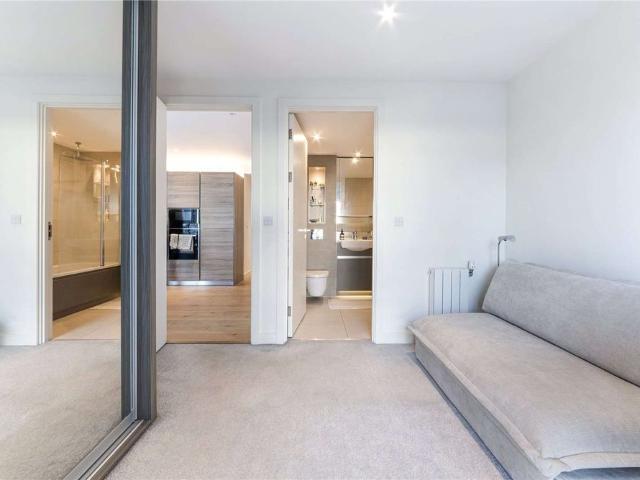 A superb waterfront apartment, set within this highly desirable Berkeley homes development