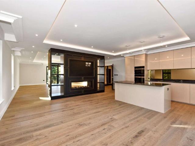 A superb luxury apartment situated on one of Beaconsfield's premier roads, offering elegant accommodation within an exclusive development, conveniently located for Beaconsfield New Town