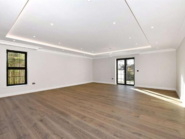 A superb luxury apartment situated on one of Beaconsfield's premier roads, offering elegant accommodation within an exclusive development, conveniently located for Beaconsfield New Town