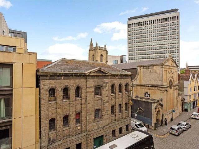A superb one double bedroom apartment, ideal for a single professional