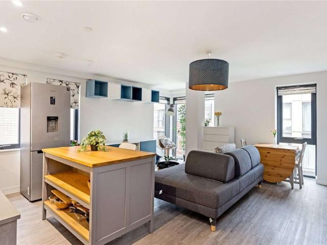 A superb one double bedroom apartment, ideal for a single professional
