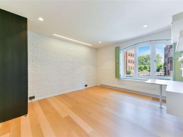 A superb, recently refurbished apartment set within a beautifully restored Listed Building on historic Narrow Street