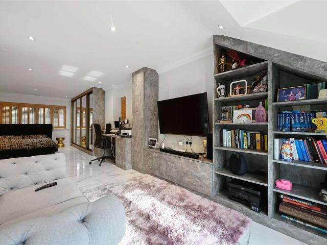 A superb seven bedroom, seven bathroom gated family home. Including a cinema room, gym and sauna in the highly sought after location of Valley Road, Rickmansworth