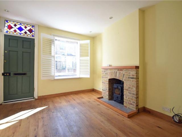 A superbly presented two bedroom terraced Victorian house situated close to the City Centre. Rear garden with patio area and side access. GCH. Local amenities close by. Unfurnished