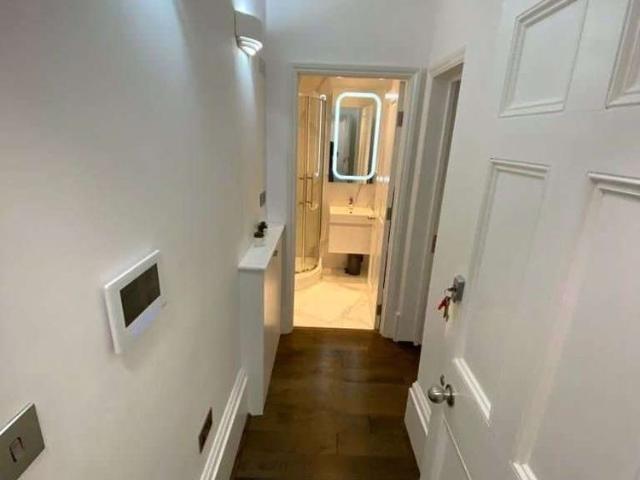 A superbly presented ground floor studio apartment in this beautiful Georgian conversion in the centre of Reading. Offered fully furnished and with gated parking