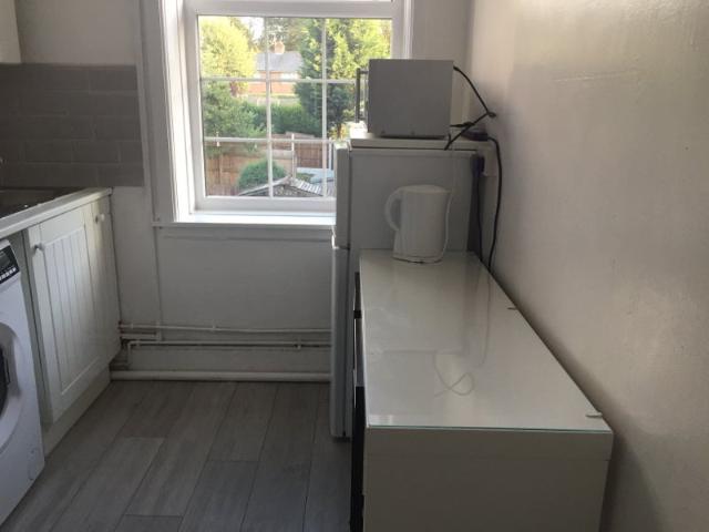 A self contained studio flat 160 per week bill inc