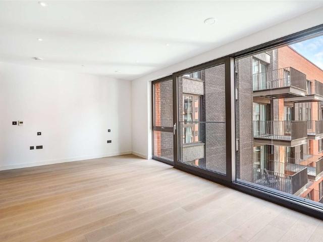 A sensational studio apartment in the iconic Embassy Gardens with fantastic facilities