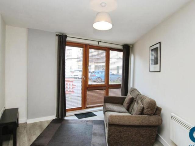 A short walk to Temple Meads and the City Centre along with having access to the gym on site, this one bedroom apartment is a great option. WATER INCLUDED. *Video tour available